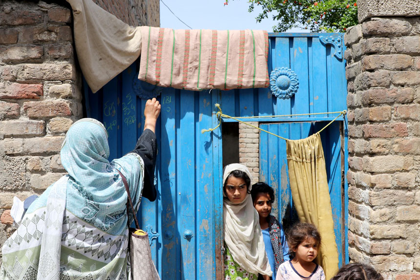 The health workers fighting polio in Pakistan, one house at a time